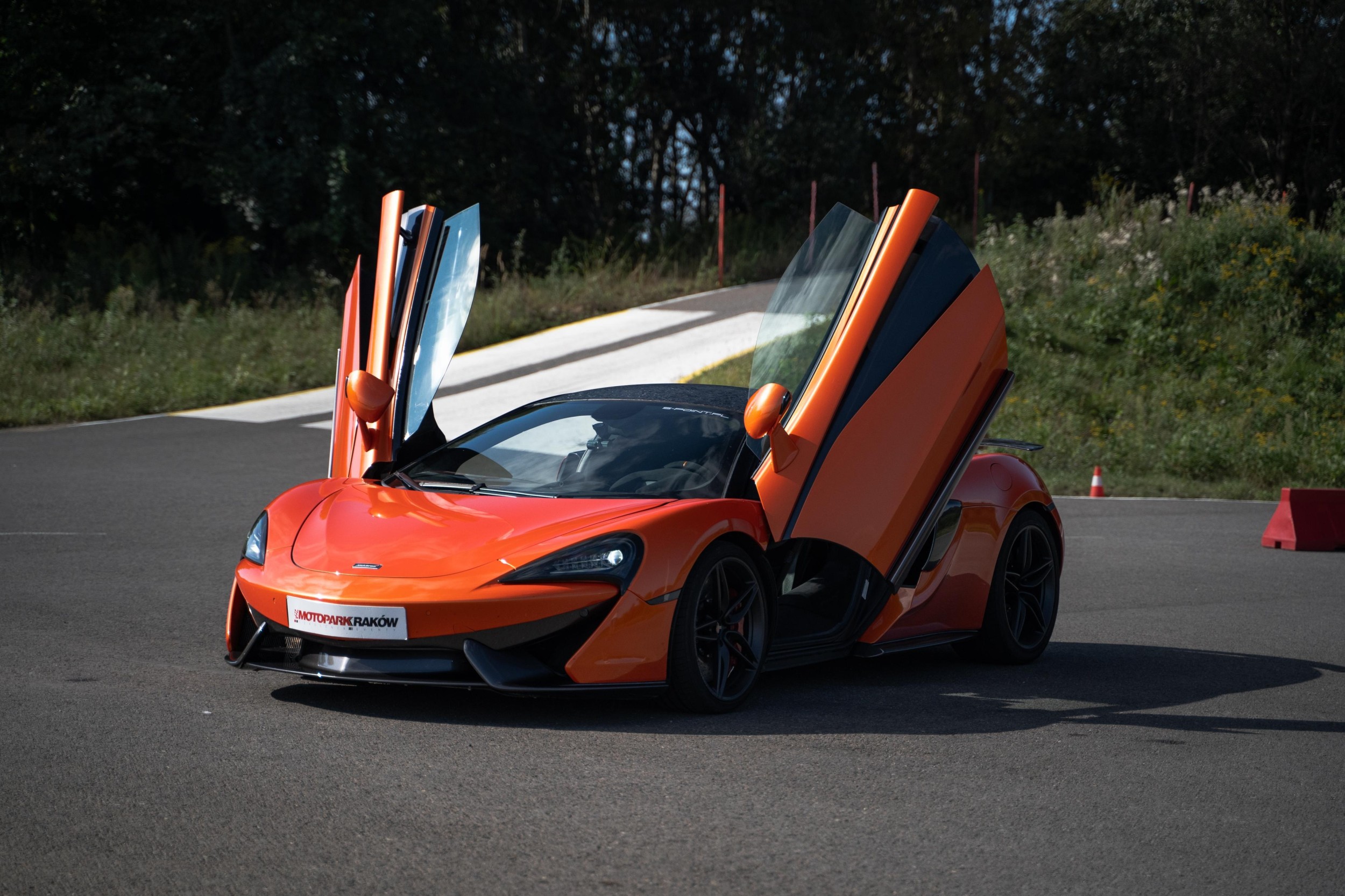 Pojedynek McLaren 570s Coupé vs. Ferrari California T | 2 okrążenia ...